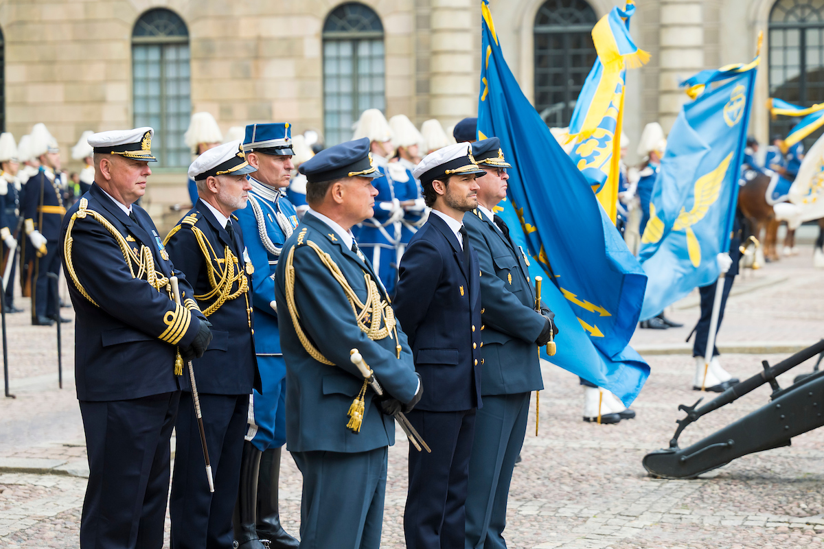 Prins Carl Philip vid högvaktsavlösningen på Slottet - GALA magasin
